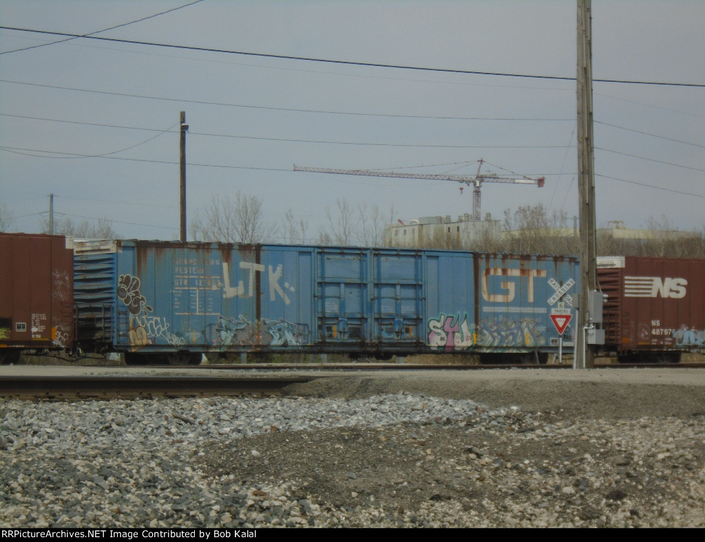 CSX 7872 BNSF 8378 into Yard & GT Car with Tower Crane in Back Ground